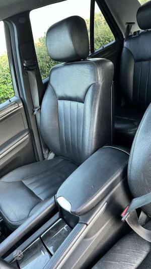 Black Mercedes-Benz ML 320 2006 in Vilnius, with an engine capacity of 3.00 L and mileage of 380 thousand km for 2999 €, photo 8 on AUTOMOTO.COM.LV