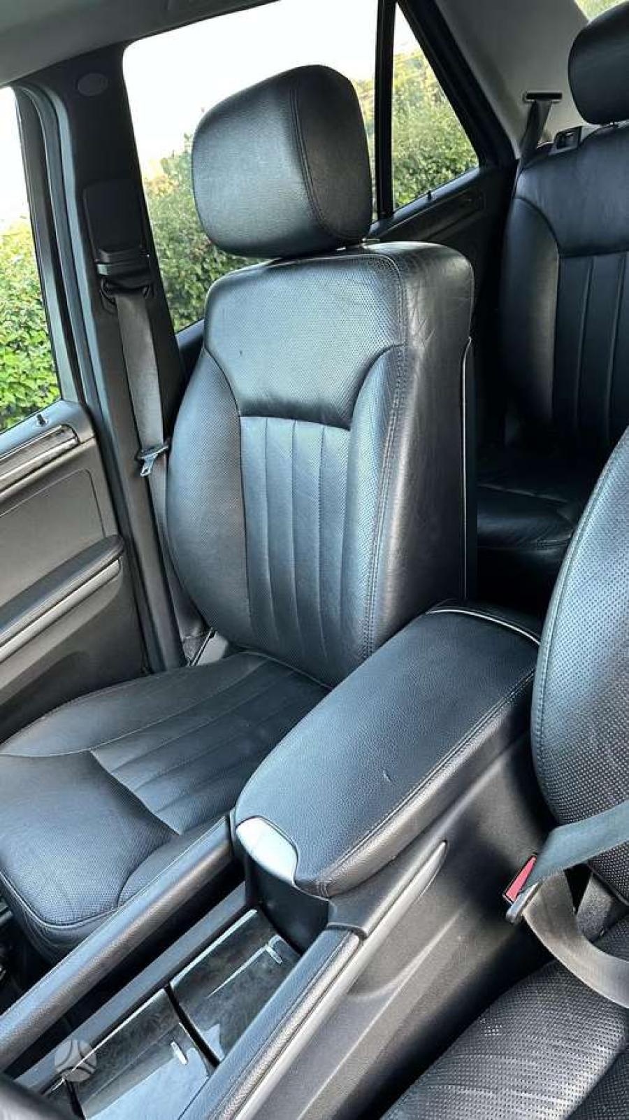 Black Mercedes-Benz ML 320 2006 in Vilnius, with an engine capacity of 3.00 L and mileage of 380 thousand km for 2999 €, photo 8 on AUTOMOTO.COM.LV