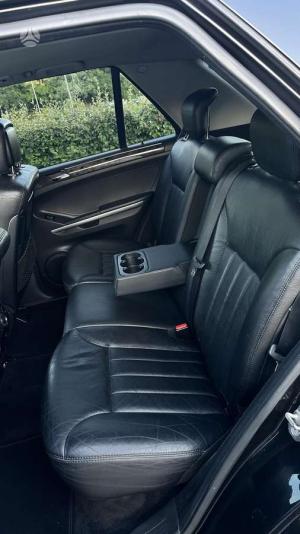 Black Mercedes-Benz ML 320 2006 in Vilnius, with an engine capacity of 3.00 L and mileage of 380 thousand km for 2999 €, photo 9 on AUTOMOTO.COM.LV