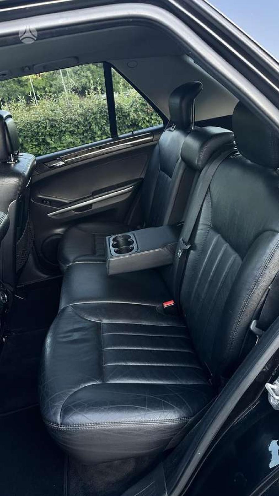 Black Mercedes-Benz ML 320 2006 in Vilnius, with an engine capacity of 3.00 L and mileage of 380 thousand km for 2999 €, photo 9 on AUTOMOTO.COM.LV