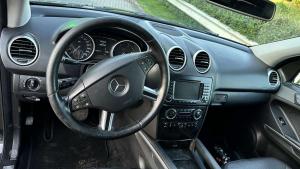Black Mercedes-Benz ML 320 2006 in Vilnius, with an engine capacity of 3.00 L and mileage of 380 thousand km for 2999 €, photo 12 on AUTOMOTO.COM.LV