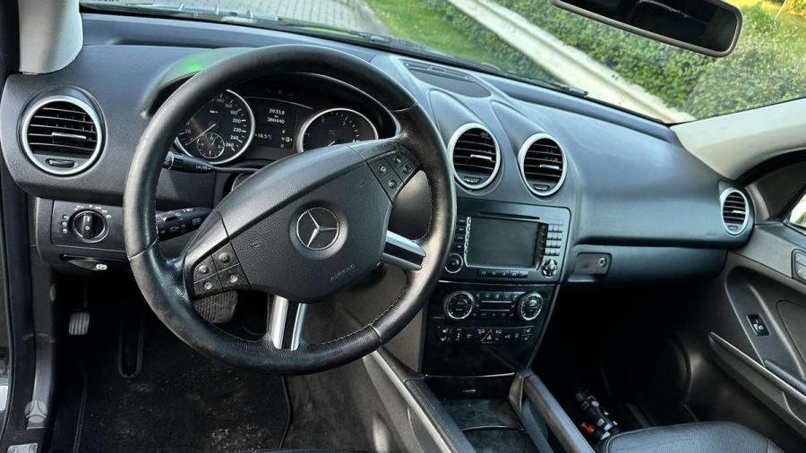 Black Mercedes-Benz ML 320 2006 in Vilnius, with an engine capacity of 3.00 L and mileage of 380 thousand km for 2999 €, photo 12 on AUTOMOTO.COM.LV