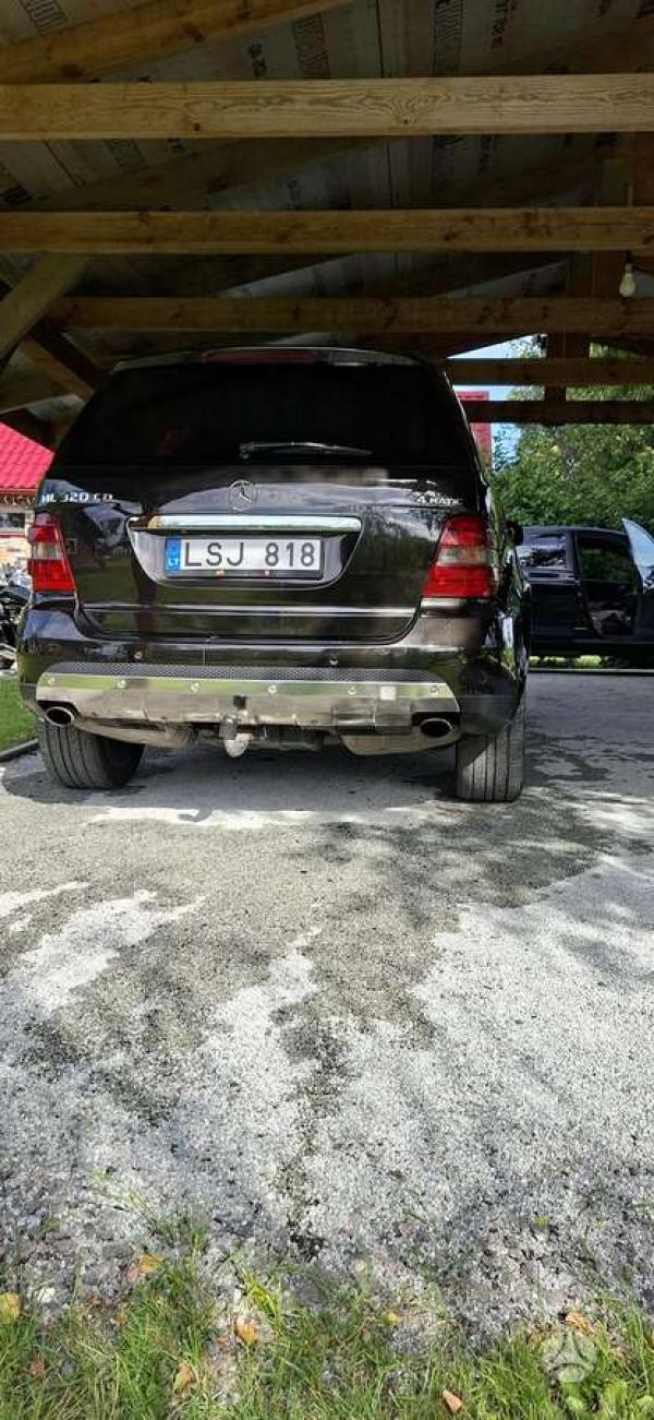 Black Mercedes-Benz ML 320 2006 in Moletai, with an engine capacity of 2.99 L and mileage of 297 thousand km for 5700 €, photo 4 on AUTOMOTO.COM.LV