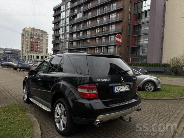 Black Mercedes-Benz ML 320 2006 in Riga, with an engine capacity of 3.00 L and mileage of 316 thousand km for 5390 €, photo 4 on AUTOMOTO.COM.LV