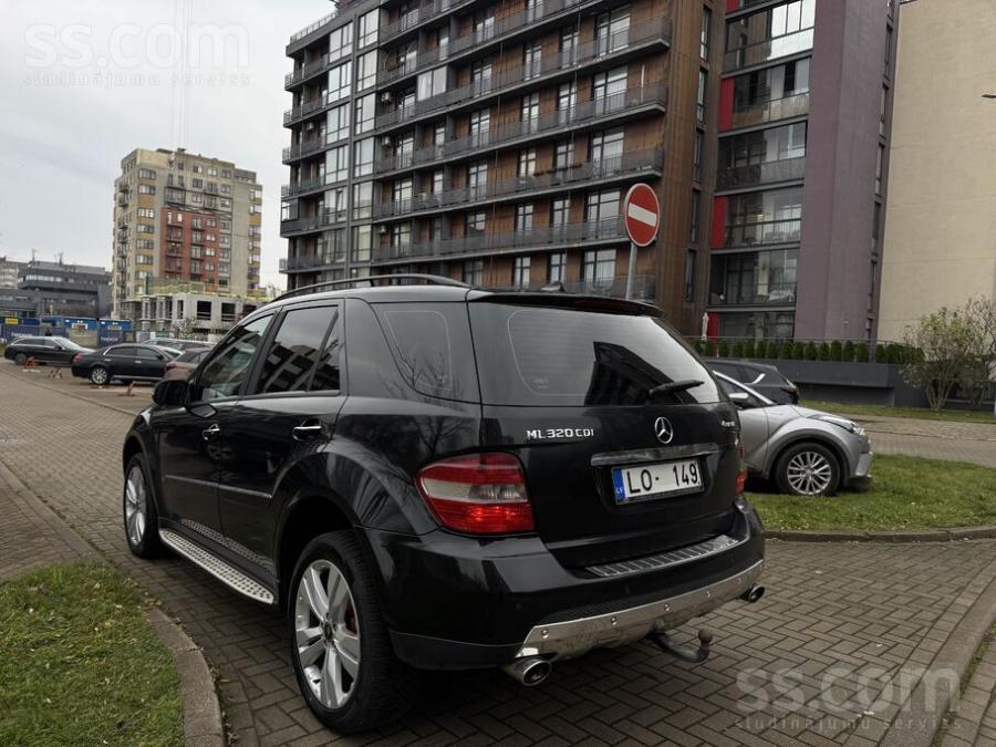 Black Mercedes-Benz ML 320 2006 in Riga, with an engine capacity of 3.00 L and mileage of 316 thousand km for 5390 €, photo 4 on AUTOMOTO.COM.LV