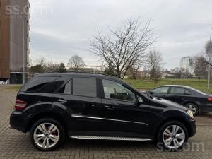 Black Mercedes-Benz ML 320 2006 in Riga, with an engine capacity of 3.00 L and mileage of 316 thousand km for 5390 €, photo 5 on AUTOMOTO.COM.LV