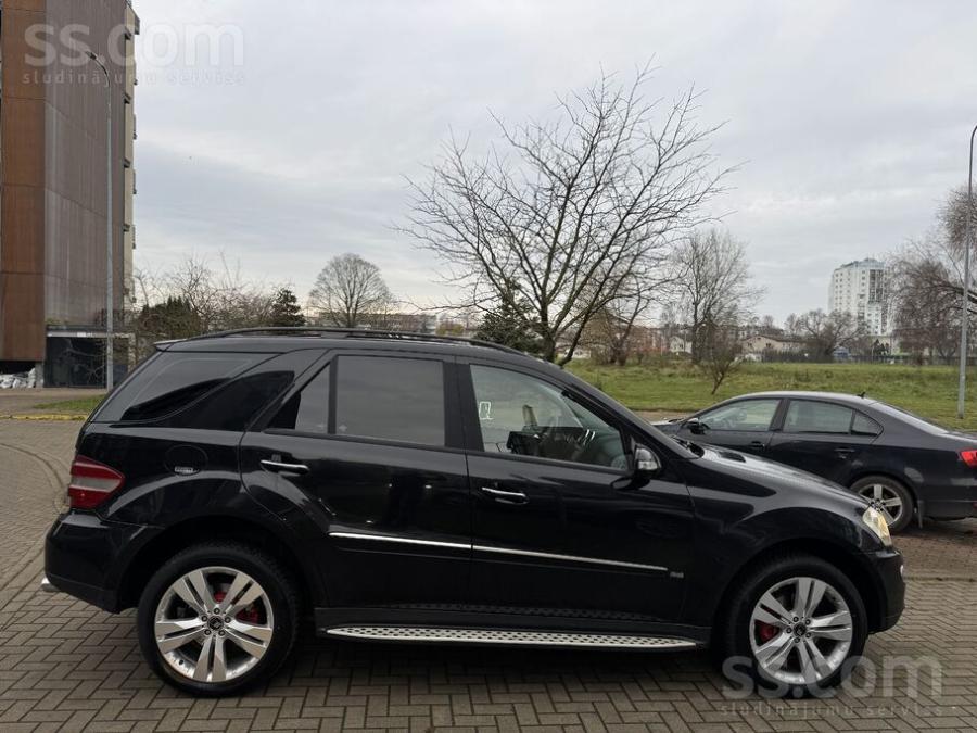 Black Mercedes-Benz ML 320 2006 in Riga, with an engine capacity of 3.00 L and mileage of 316 thousand km for 5390 €, photo 5 on AUTOMOTO.COM.LV