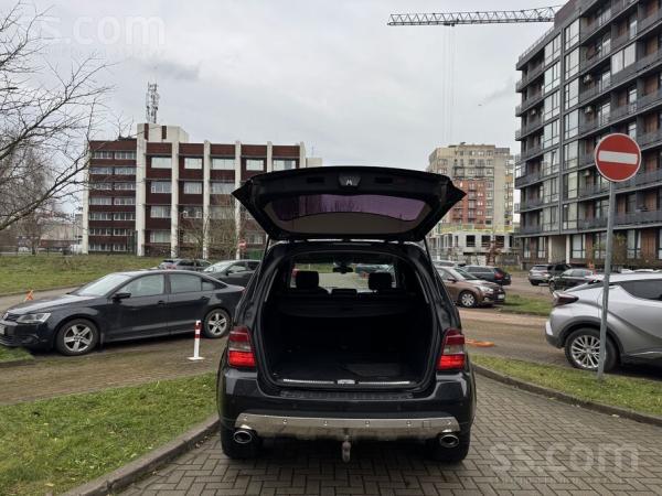 Black Mercedes-Benz ML 320 2006 in Riga, with an engine capacity of 3.00 L and mileage of 316 thousand km for 5390 €, photo 8 on AUTOMOTO.COM.LV