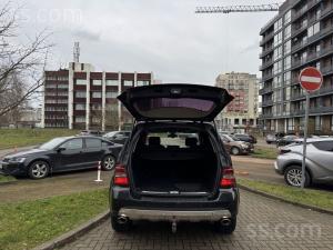 Black Mercedes-Benz ML 320 2006 in Riga, with an engine capacity of 3.00 L and mileage of 316 thousand km for 5390 €, photo 8 on AUTOMOTO.COM.LV