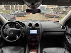 Black Mercedes-Benz ML 320 2006 in Riga, with an engine capacity of 3.00 L and mileage of 316 thousand km for 5390 €, photo 10 on AUTOMOTO.COM.LV