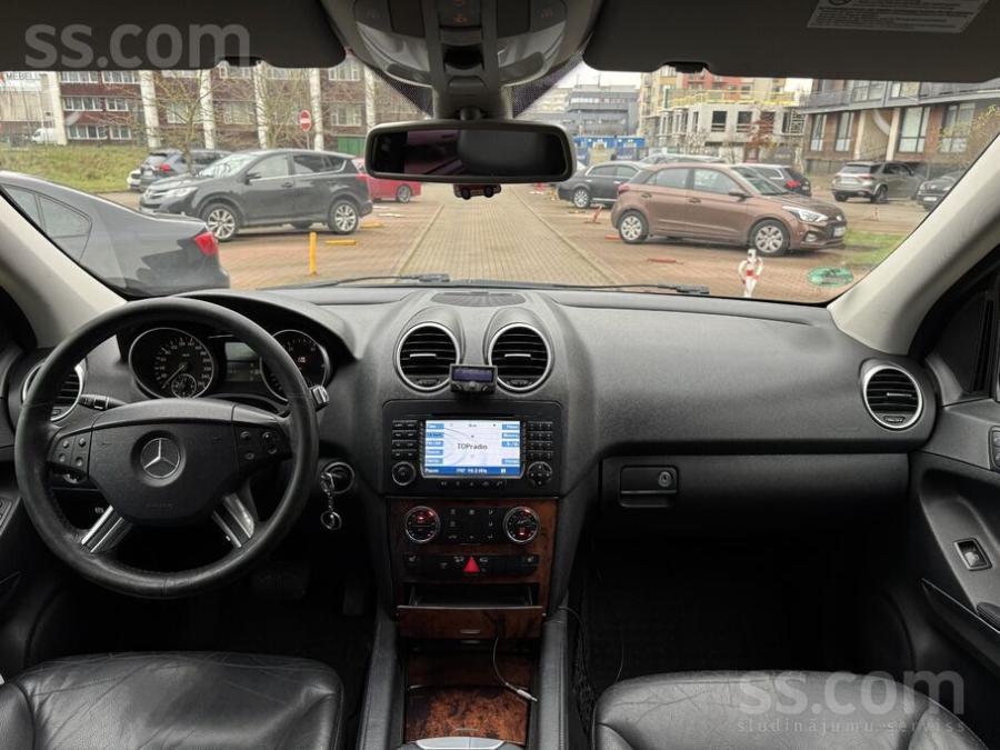 Black Mercedes-Benz ML 320 2006 in Riga, with an engine capacity of 3.00 L and mileage of 316 thousand km for 5390 €, photo 10 on AUTOMOTO.COM.LV