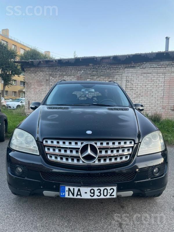 Black Mercedes-Benz ML 320 2006 in Liepaja, with an engine capacity of 3.00 L and mileage of 326 thousand km for 4700 €, photo 1 on AUTOMOTO.COM.LV