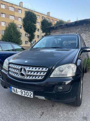 Melns Mercedes-Benz ML 320 2006 Liepāja, ar dzinēja tilpumu 3.00 L un nobraukumu 326 tūkst. km par 4700 €, foto 3 vietnē AUTOMOTO.COM.LV