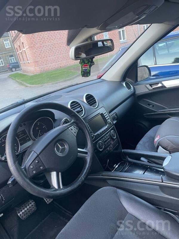 Black Mercedes-Benz ML 320 2006 in Liepaja, with an engine capacity of 3.00 L and mileage of 326 thousand km for 4700 €, photo 4 on AUTOMOTO.COM.LV
