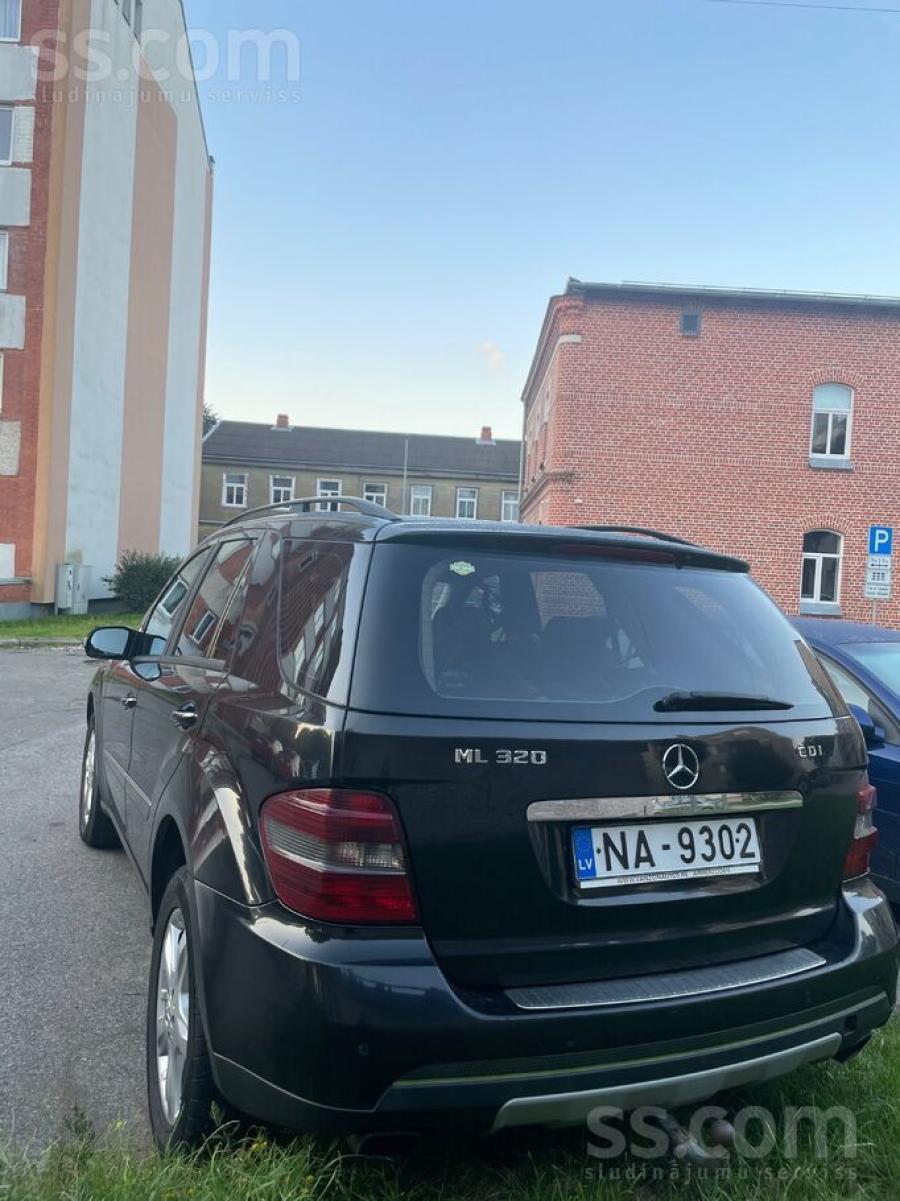 Melns Mercedes-Benz ML 320 2006 Liepāja, ar dzinēja tilpumu 3.00 L un nobraukumu 326 tūkst. km par 4700 €, foto 6 vietnē AUTOMOTO.COM.LV
