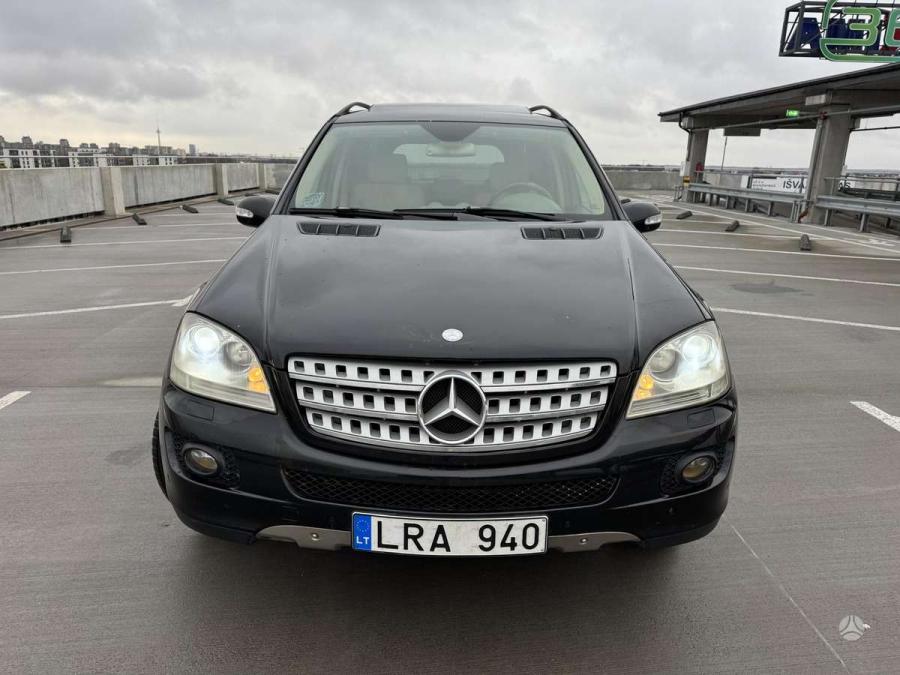 Melns Mercedes-Benz ML 320 2007 Viļņa, ar dzinēja tilpumu 3.00 L un nobraukumu 300 tūkst. km par 4250 €, foto 4 vietnē AUTOMOTO.COM.LV