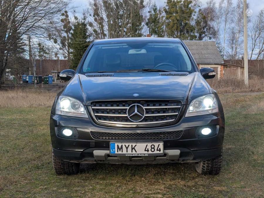 Black Mercedes-Benz ML 320 2007 in Kaunas, with an engine capacity of 2.99 L and mileage of 380 thousand km for 5900 €, photo 3 on AUTOMOTO.COM.LV