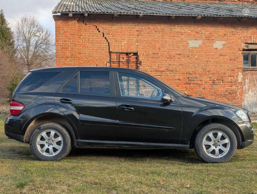 Black Mercedes-Benz ML 320 2007 in Kaunas, with an engine capacity of 2.99 L and mileage of 380 thousand km for 5900 €, photo 5 on AUTOMOTO.COM.LV