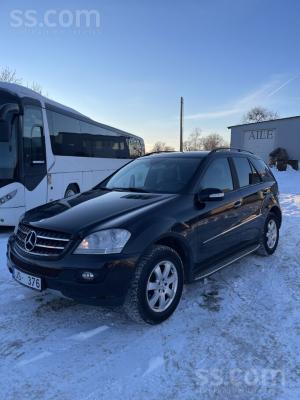 Melns Mercedes-Benz ML 320 2007 Liepāja, ar dzinēja tilpumu 3.00 L un nobraukumu 321 tūkst. km par 6400 €, foto  vietnē AUTOMOTO.COM.LV