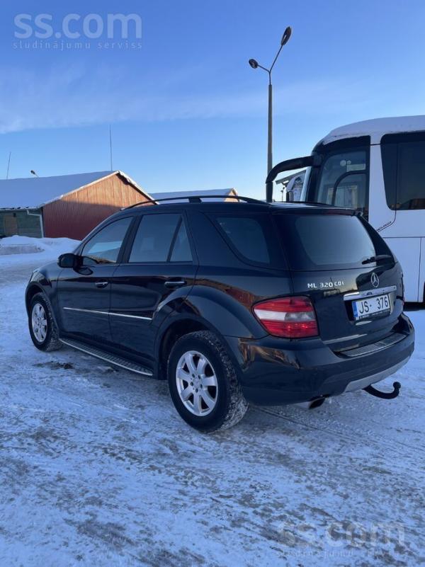 Melns Mercedes-Benz ML 320 2007 Liepāja, ar dzinēja tilpumu 3.00 L un nobraukumu 321 tūkst. km par 6400 €, foto 2 vietnē AUTOMOTO.COM.LV