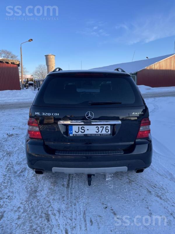 Melns Mercedes-Benz ML 320 2007 Liepāja, ar dzinēja tilpumu 3.00 L un nobraukumu 321 tūkst. km par 6400 €, foto 3 vietnē AUTOMOTO.COM.LV