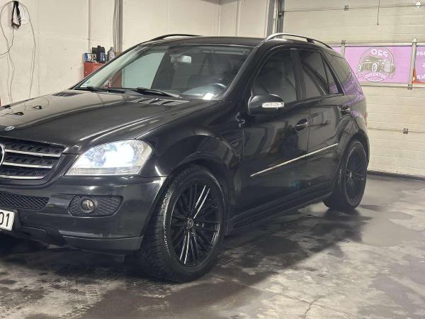 Melns Mercedes-Benz ML 320 2007 Kauņa, ar dzinēja tilpumu 3.00 L un nobraukumu 305 tūkst. km par 5500 €, foto 1 vietnē AUTOMOTO.COM.LV