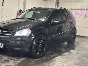 Melns Mercedes-Benz ML 320 2007 Kauņa, ar dzinēja tilpumu 3.00 L un nobraukumu 305 tūkst. km par 5500 €, foto  vietnē AUTOMOTO.COM.LV