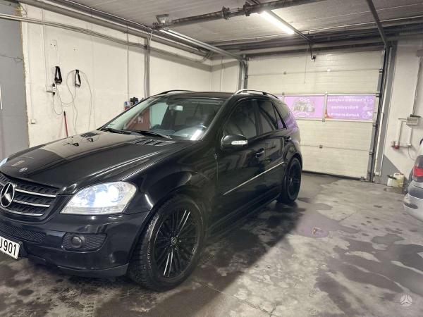 Melns Mercedes-Benz ML 320 2007 Kauņa, ar dzinēja tilpumu 3.00 L un nobraukumu 305 tūkst. km par 5500 €, foto 2 vietnē AUTOMOTO.COM.LV