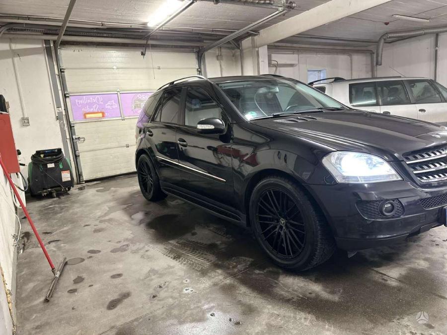 Melns Mercedes-Benz ML 320 2007 Kauņa, ar dzinēja tilpumu 3.00 L un nobraukumu 305 tūkst. km par 5500 €, foto 5 vietnē AUTOMOTO.COM.LV