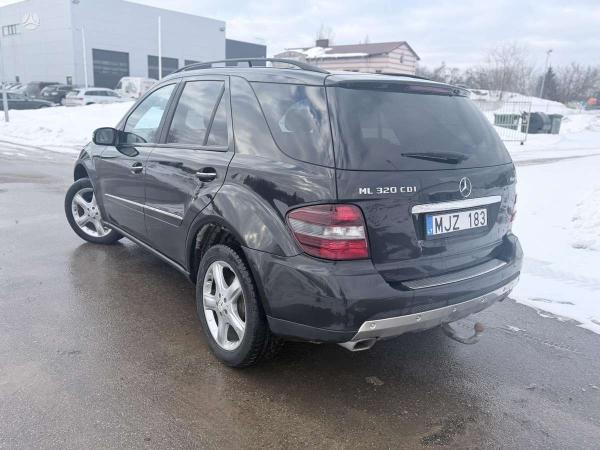 Melns Mercedes-Benz ML 320 2007 Viļņa, ar dzinēja tilpumu 2.99 L un nobraukumu 273 tūkst. km par 3750 €, foto 5 vietnē AUTOMOTO.COM.LV