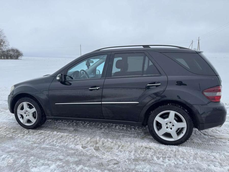 Melns Mercedes-Benz ML 320 2007 Kalvarija, ar dzinēja tilpumu 2.99 L un nobraukumu 318 tūkst. km par 4800 €, foto 4 vietnē AUTOMOTO.COM.LV