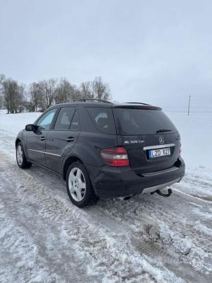 Melns Mercedes-Benz ML 320 2007 Kalvarija, ar dzinēja tilpumu 2.99 L un nobraukumu 318 tūkst. km par 4800 €, foto 5 vietnē AUTOMOTO.COM.LV