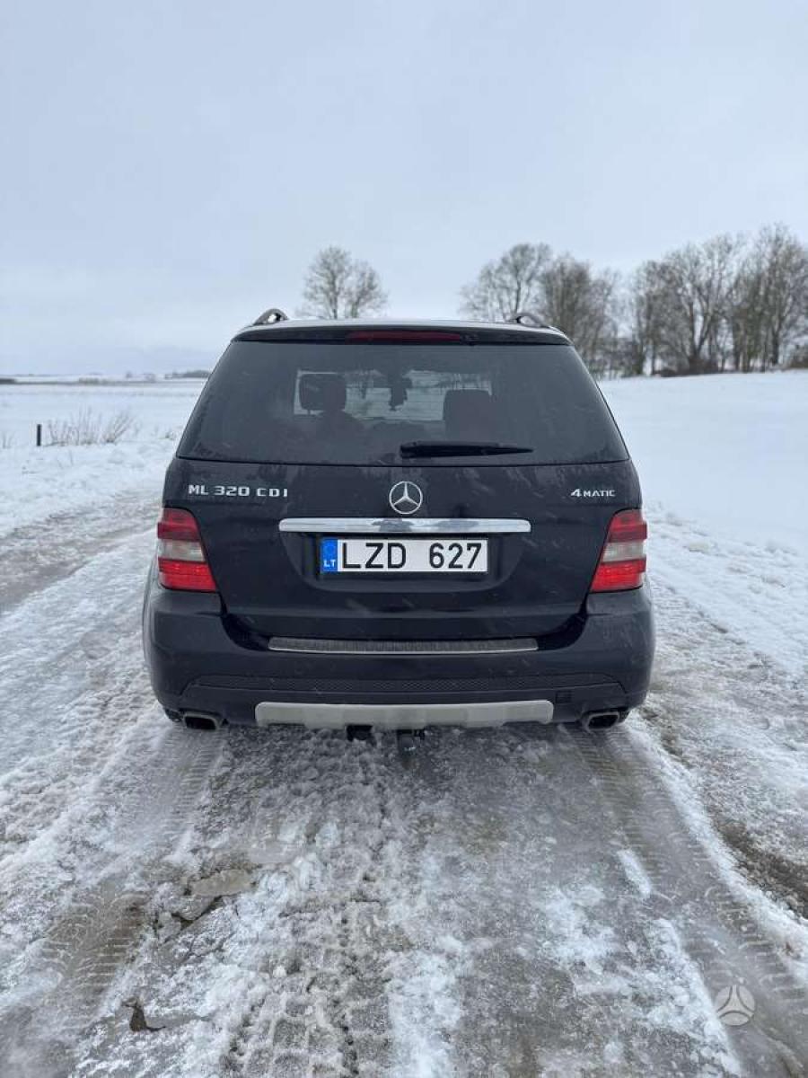 Melns Mercedes-Benz ML 320 2007 Kalvarija, ar dzinēja tilpumu 2.99 L un nobraukumu 318 tūkst. km par 4800 €, foto 6 vietnē AUTOMOTO.COM.LV
