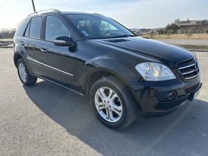 Melns Mercedes-Benz ML 320 2007 Kauņa, ar dzinēja tilpumu 3.00 L un nobraukumu 186 tūkst. km par 7222 €, foto  vietnē AUTOMOTO.COM.LV