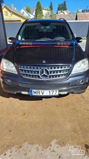 Melns Mercedes-Benz ML 320 2007 Zarasai, ar dzinēja tilpumu 3.00 L un nobraukumu 410 tūkst. km par 4900 €, foto  vietnē AUTOMOTO.COM.LV