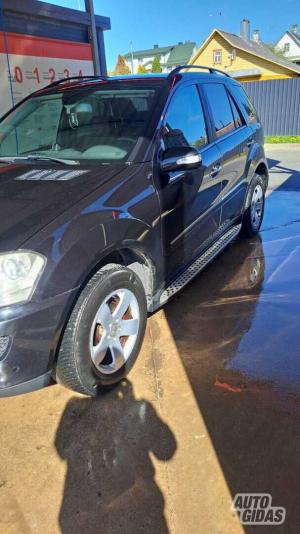 Black Mercedes-Benz ML 320 2007 in Zarasai, with an engine capacity of 3.00 L and mileage of 410 thousand km for 4900 €, photo 3 on AUTOMOTO.COM.LV