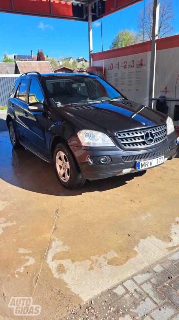 Black Mercedes-Benz ML 320 2007 in Zarasai, with an engine capacity of 3.00 L and mileage of 410 thousand km for 4900 €, photo 3 on AUTOMOTO.COM.LV