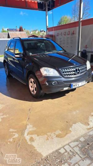 Black Mercedes-Benz ML 320 2007 in Zarasai, with an engine capacity of 3.00 L and mileage of 410 thousand km for 4900 €, photo 4 on AUTOMOTO.COM.LV