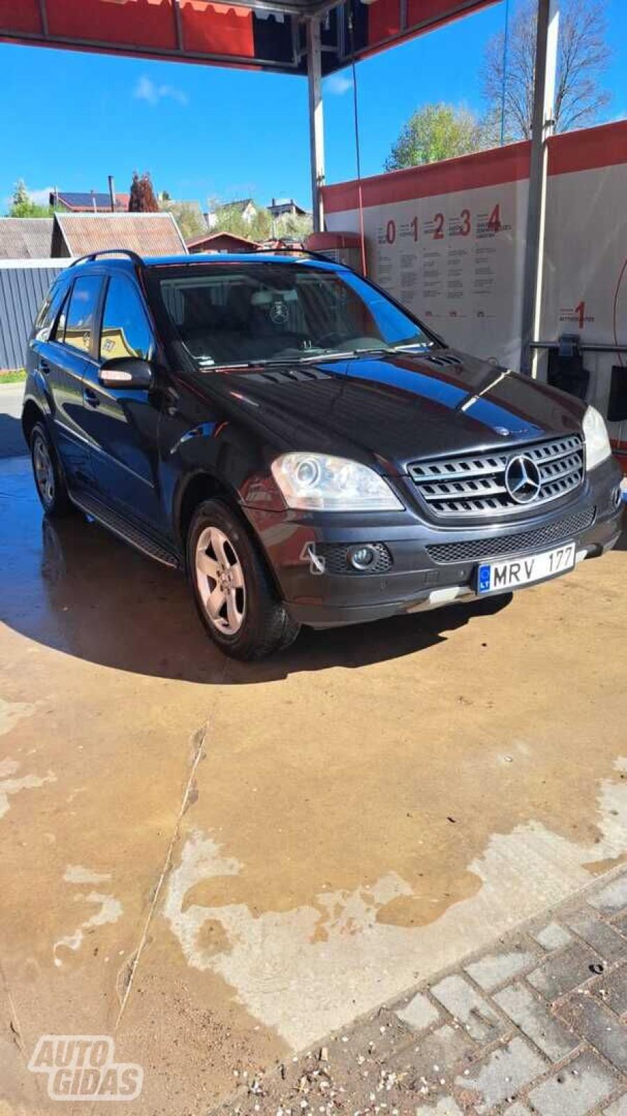 Black Mercedes-Benz ML 320 2007 in Zarasai, with an engine capacity of 3.00 L and mileage of 410 thousand km for 4900 €, photo 4 on AUTOMOTO.COM.LV