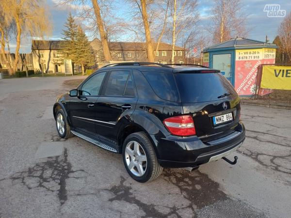 Black Mercedes-Benz ML 320 2007 in Sakiai, with an engine capacity of 3.00 L and mileage of 215 thousand km for 3500 €, photo 4 on AUTOMOTO.COM.LV