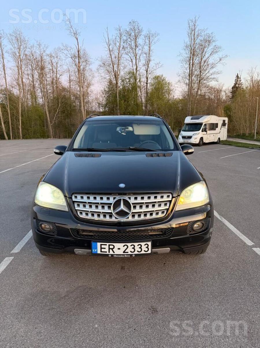 Black Mercedes-Benz ML 320 2007 in Saldus, with an engine capacity of 3.00 L and mileage of 278 thousand km for 4600 €, photo 3 on AUTOMOTO.COM.LV