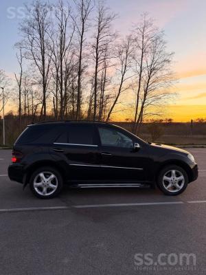 Black Mercedes-Benz ML 320 2007 in Saldus, with an engine capacity of 3.00 L and mileage of 278 thousand km for 4600 €, photo 4 on AUTOMOTO.COM.LV
