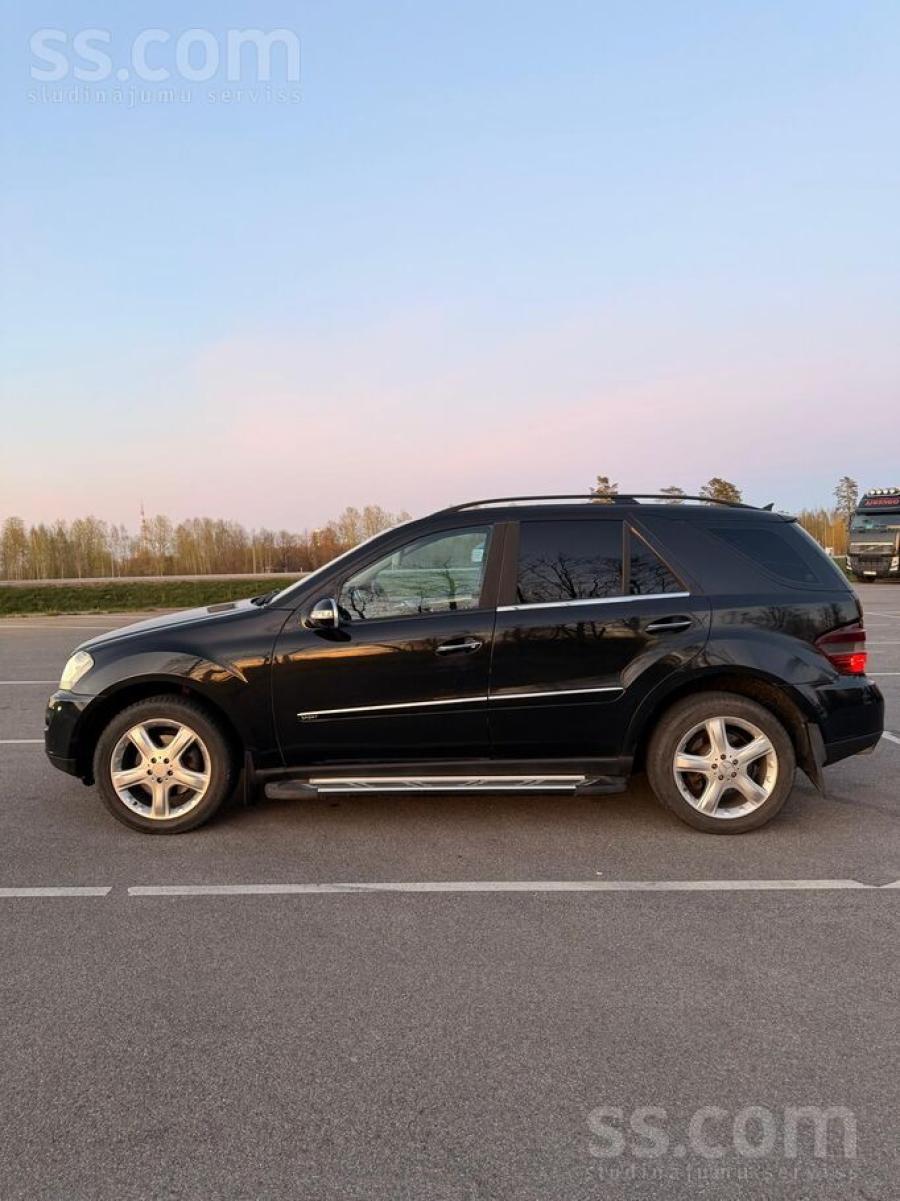 Black Mercedes-Benz ML 320 2007 in Saldus, with an engine capacity of 3.00 L and mileage of 278 thousand km for 4600 €, photo 6 on AUTOMOTO.COM.LV