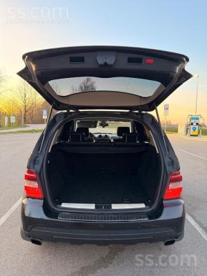 Black Mercedes-Benz ML 320 2007 in Saldus, with an engine capacity of 3.00 L and mileage of 278 thousand km for 4600 €, photo 7 on AUTOMOTO.COM.LV