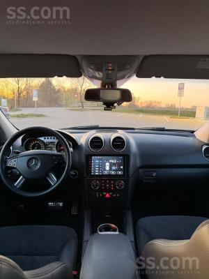 Black Mercedes-Benz ML 320 2007 in Saldus, with an engine capacity of 3.00 L and mileage of 278 thousand km for 4600 €, photo 12 on AUTOMOTO.COM.LV