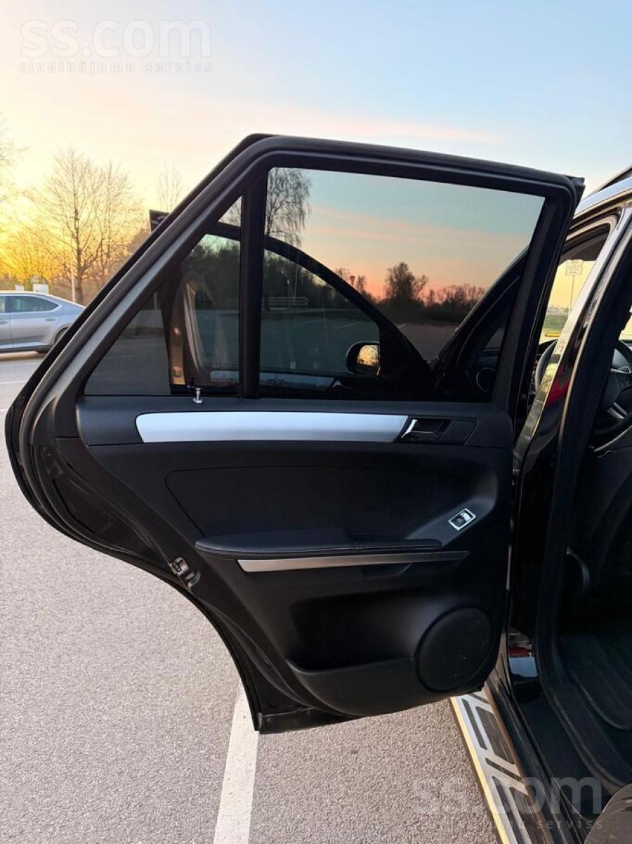 Black Mercedes-Benz ML 320 2007 in Saldus, with an engine capacity of 3.00 L and mileage of 278 thousand km for 4600 €, photo 15 on AUTOMOTO.COM.LV
