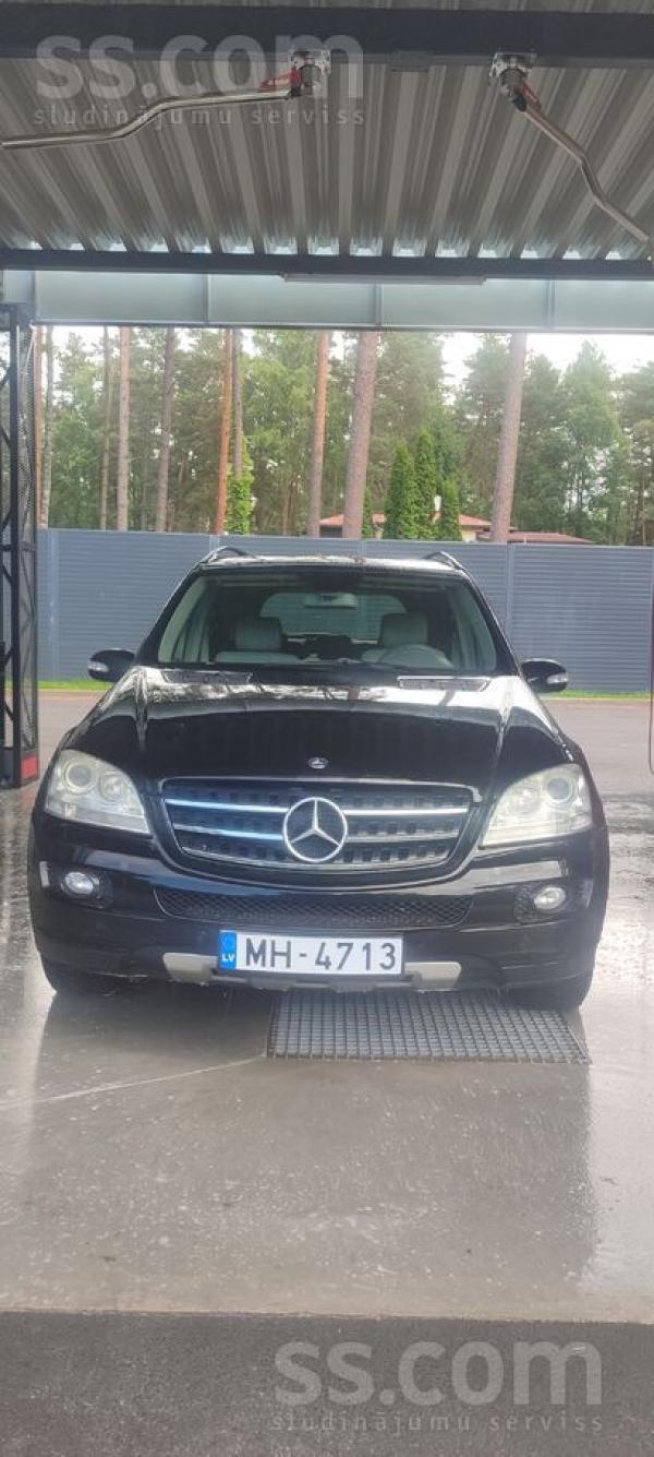 Black Mercedes-Benz ML 320 2007 in Riga, with an engine capacity of 3.00 L and mileage of 368 thousand km for 4500 €, photo 3 on AUTOMOTO.COM.LV