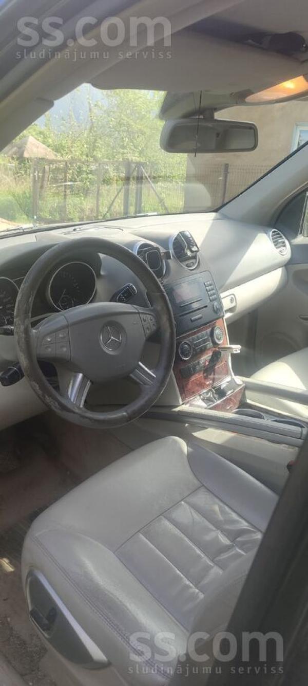 Black Mercedes-Benz ML 320 2007 in Riga, with an engine capacity of 3.00 L and mileage of 368 thousand km for 4500 €, photo 8 on AUTOMOTO.COM.LV