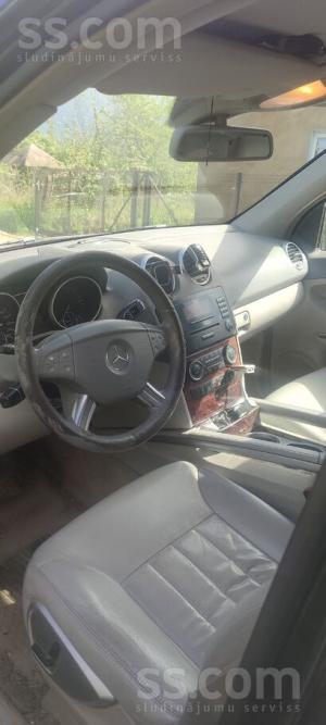 Black Mercedes-Benz ML 320 2007 in Riga, with an engine capacity of 3.00 L and mileage of 368 thousand km for 4500 €, photo 9 on AUTOMOTO.COM.LV