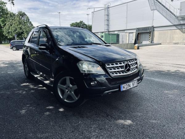Black Mercedes-Benz ML 320 2007 in Klaipeda, with an engine capacity of 3.00 L and mileage of 360 thousand km for 4200 €, photo 1 on AUTOMOTO.COM.LV